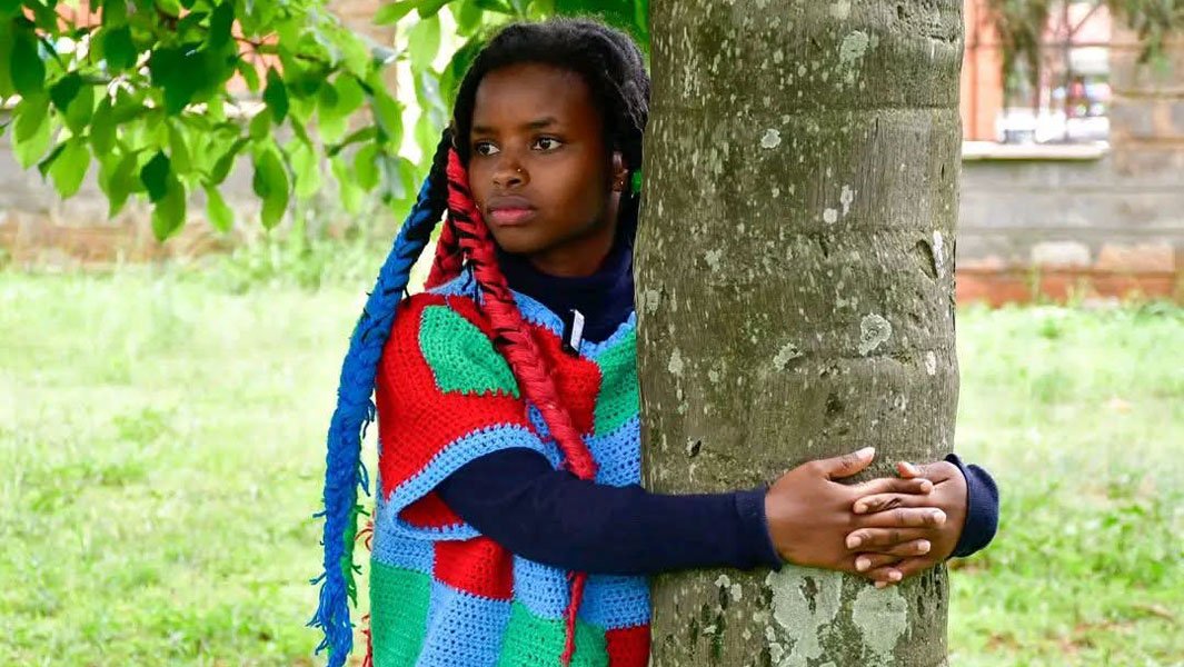 Elle bat le record du monde en enlaçant un arbre pendant 72 heures(vidéo)